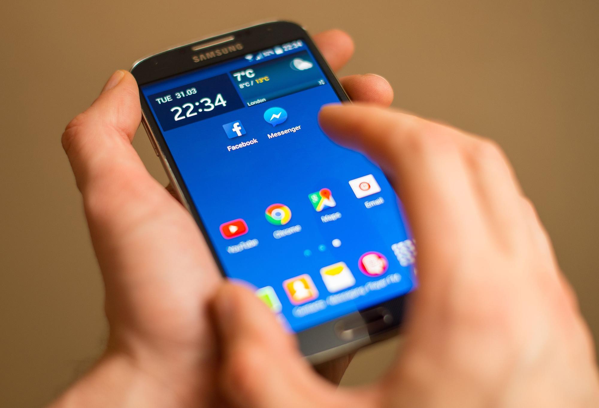 Which Smartphone Should I Buy Lou Hannan The News which-smartphone-should-i-buy-lou-hannan-the-news